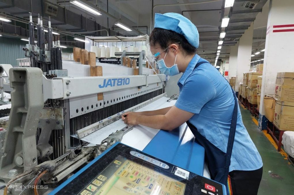 Ngành dệt may lo giảm ngân hàng